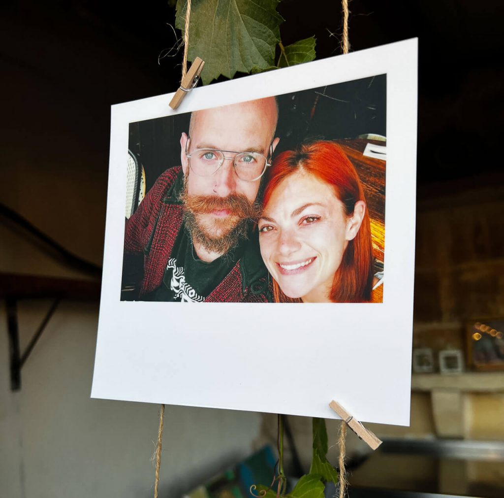 A boho inspired wedding with a vintage photo booth at Chateaux Buskett ...